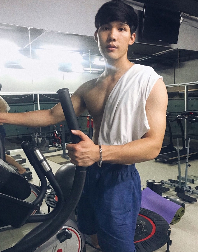 Boss Nopphol นายแบบหนุ่มหล่อ สายตาละมุน ชวนน้ำเดิน