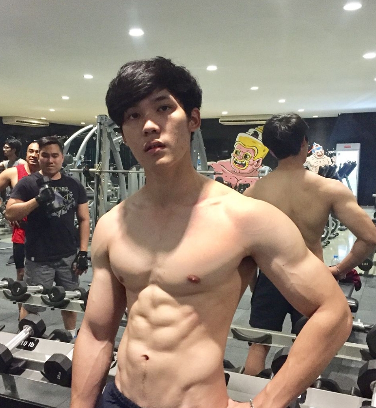 Boss Nopphol นายแบบหนุ่มหล่อ สายตาละมุน ชวนน้ำเดิน