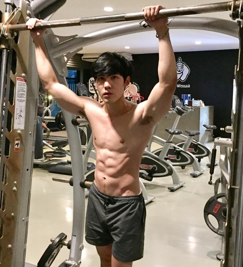 Boss Nopphol นายแบบหนุ่มหล่อ สายตาละมุน ชวนน้ำเดิน