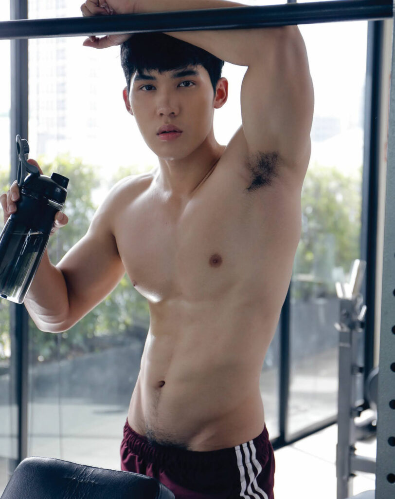 Boss Nopphol นายแบบหนุ่มหล่อ สายตาละมุน ชวนน้ำเดิน